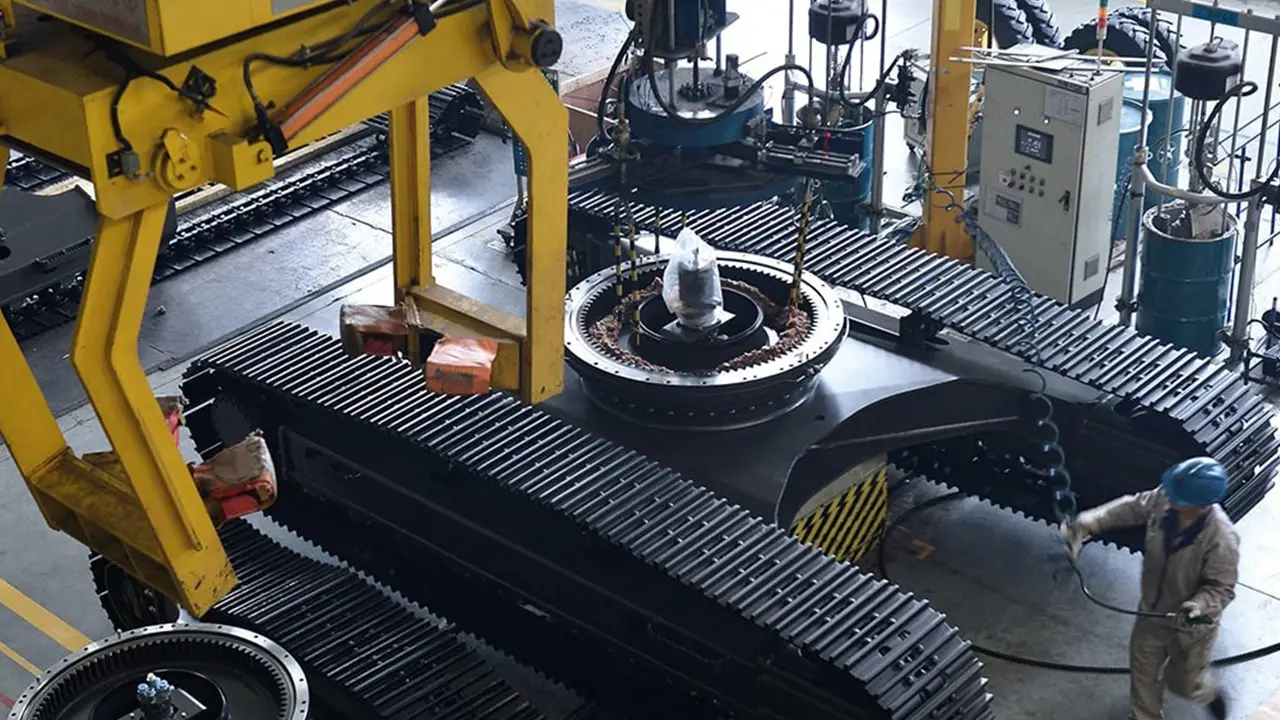 How is the excavator final drive center maintained and returned for ...